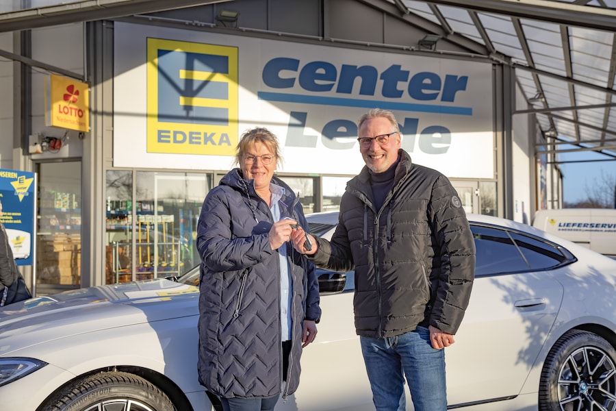 EDEKA-Kundin Kerstin Kücks gewinnt neuen BMW Elektro-Gran Coupé
