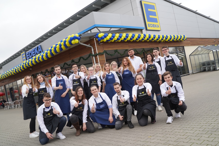 Hier geben die Jung-EDEKAner den Ton an: Auszubildende der EDEKA ...