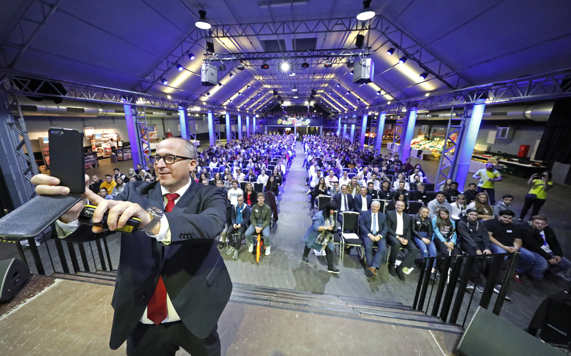 EDEKA Südbayern lädt 700 Azubis zum Start nach München